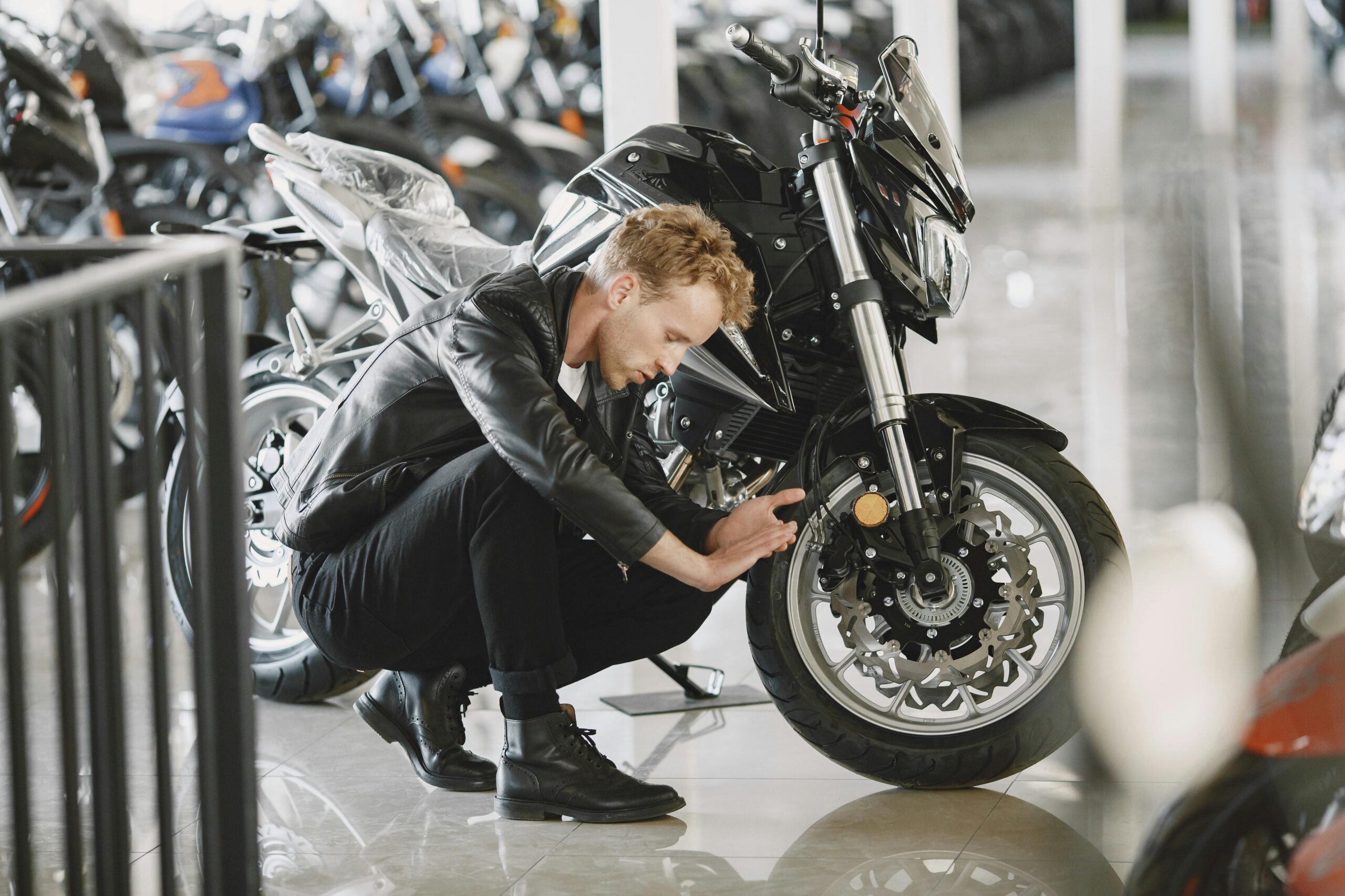 Solární energie na dvou kolech: Jaká je budoucnost lehkých motocyklů ...